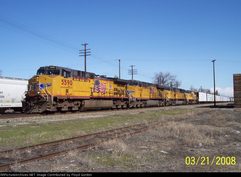 UP 5590 leads heavy UP train with loaded centerbeams